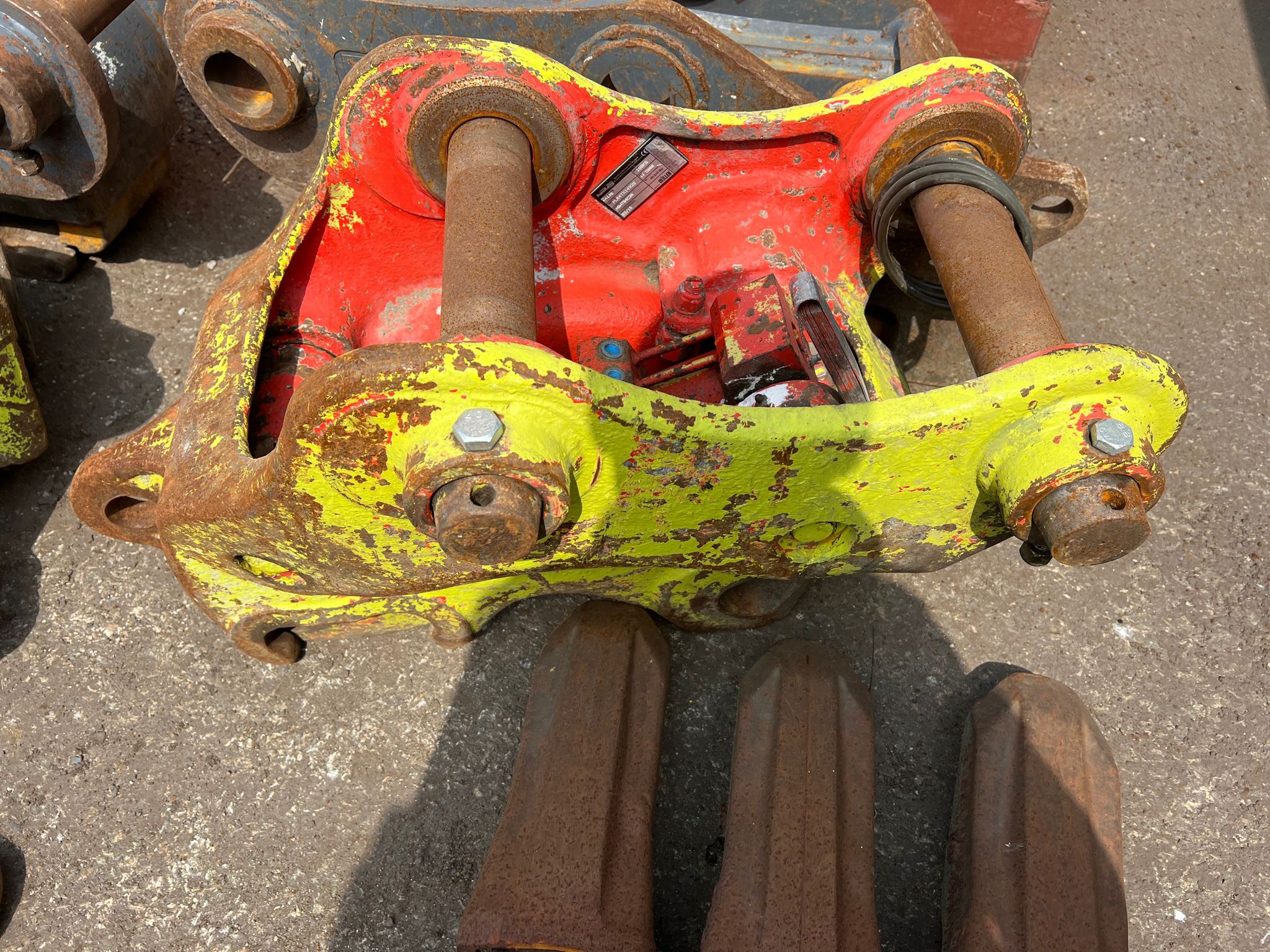 HITACHI 140 MILLER QUICK COUPLER – Machinery-parts.com