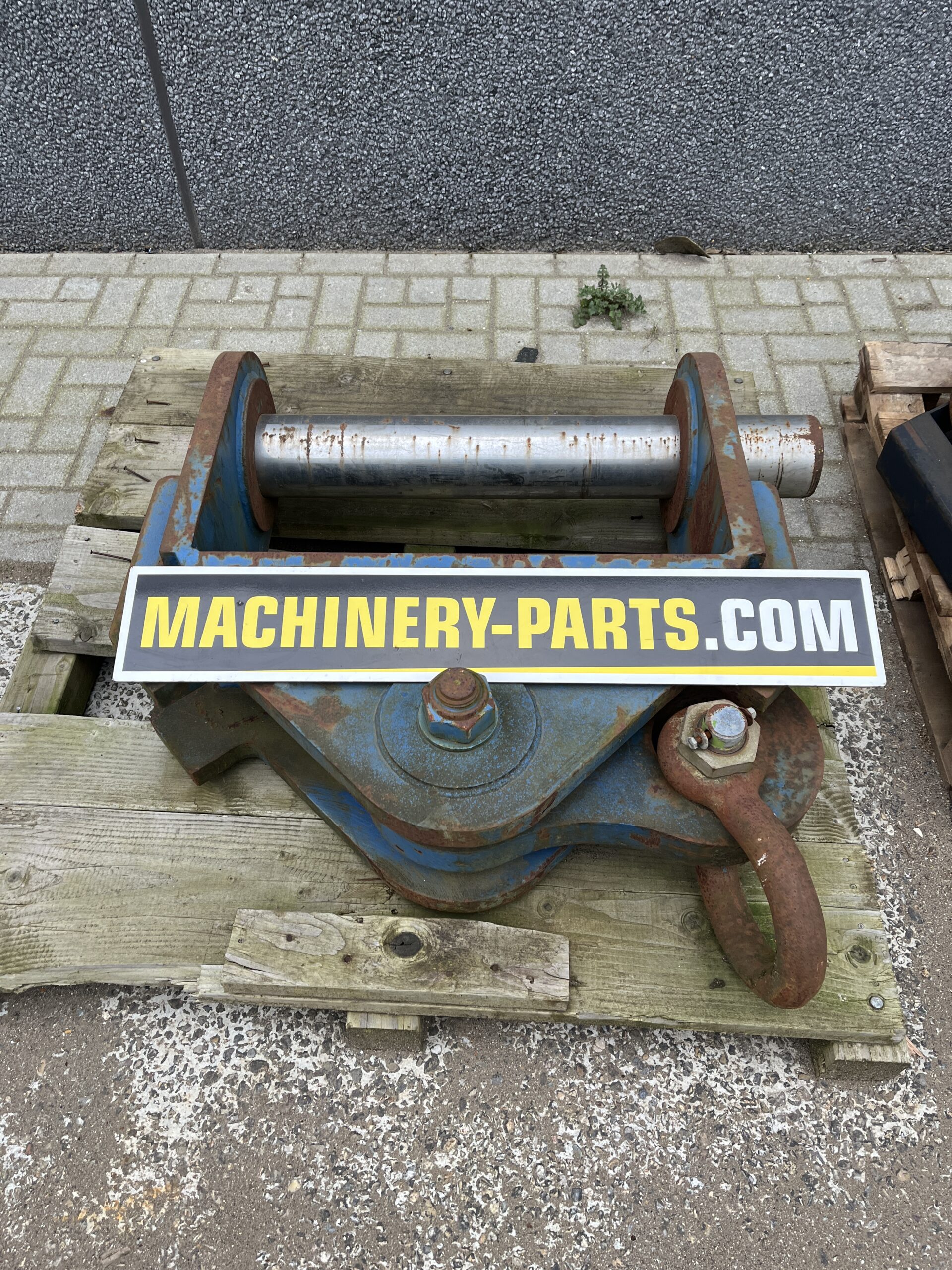 EXCAVATOR LIFTING DEVICE / ADAPTER – Machinery-parts.com